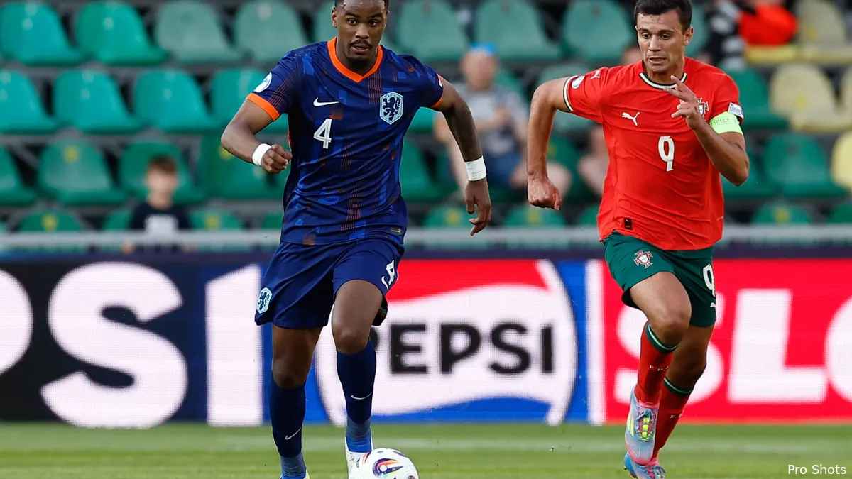 Hato kreeg Ajax-flashbacks na rode kaart Van Bommel: 'Heb aan die wedstrijd gedacht'