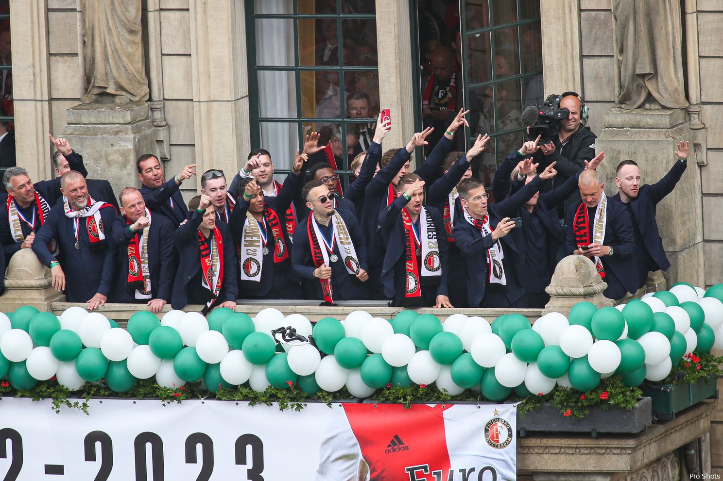De beelden: Coolsingel wordt gek tijdens huldiging van Feyenoord | FR12.nl De beelden: Coolsingel wordt gek tijdens huldiging van Feyenoord | FR12.nl