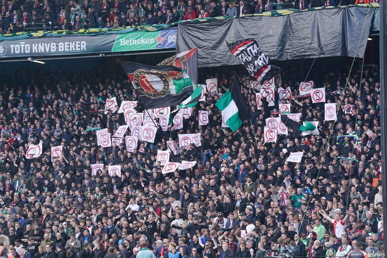 Schitterende sfeeractie voorafgaand Feyenoord - NEC | FR12.nl