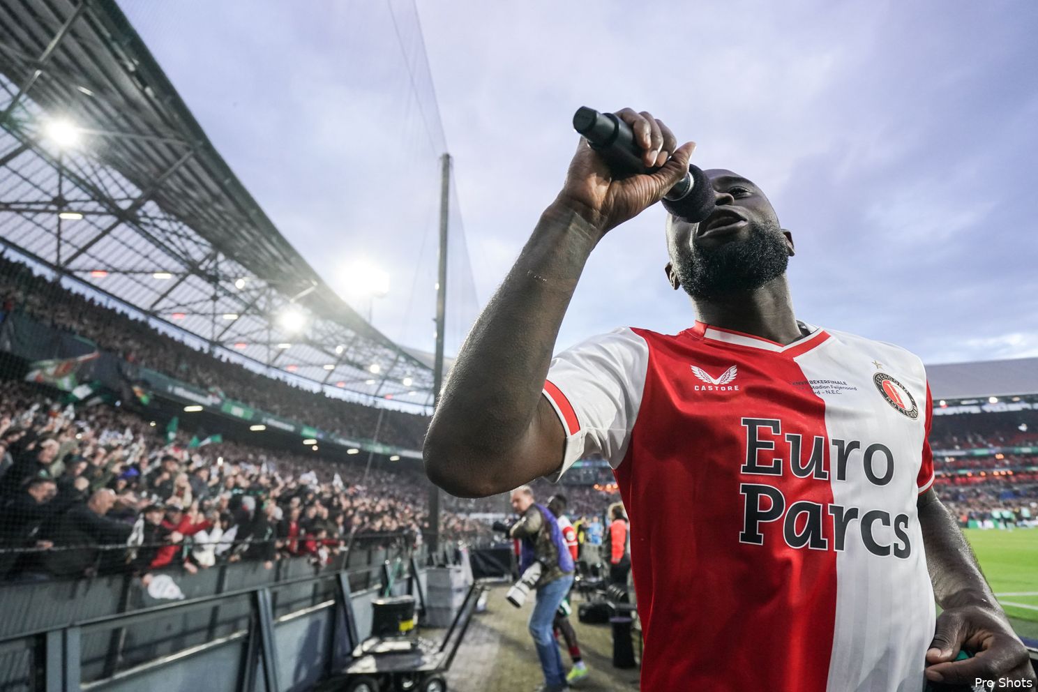 Selectie van Feyenoord neemt TOTO KNVB Beker in ontvangst (foto's ...