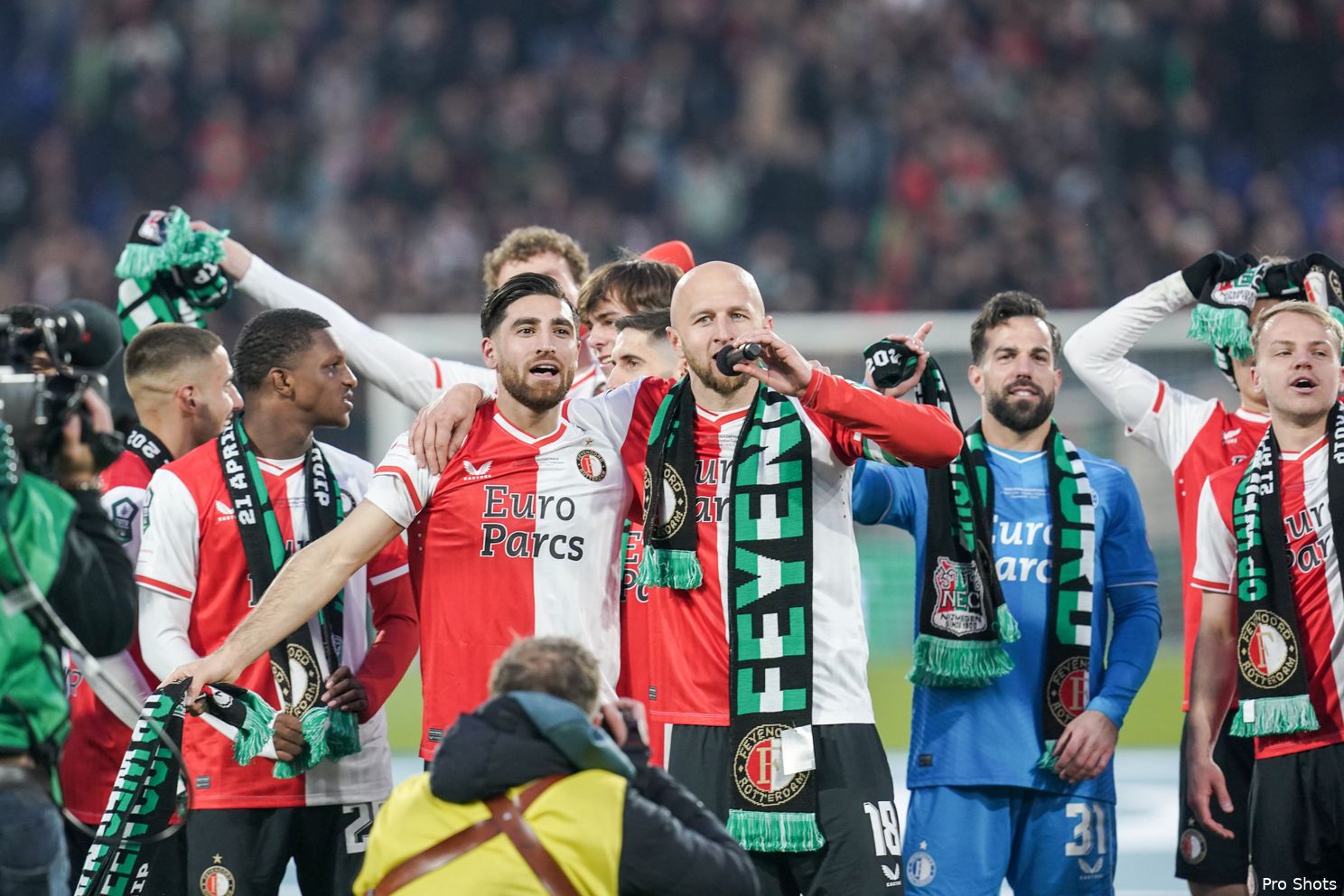 Selectie van Feyenoord neemt TOTO KNVB Beker in ontvangst (foto's ...