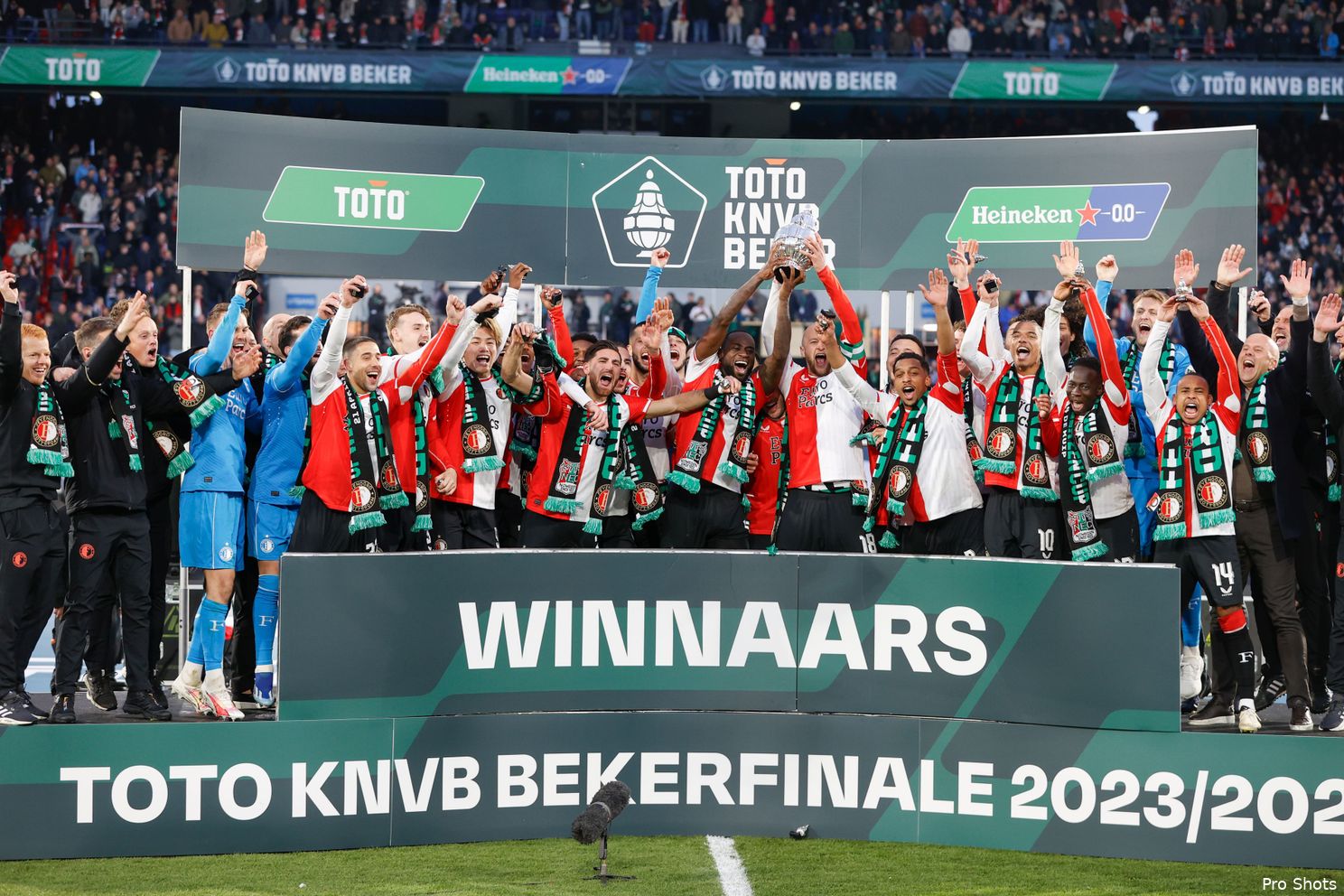 Selectie van Feyenoord neemt TOTO KNVB Beker in ontvangst (foto's ...