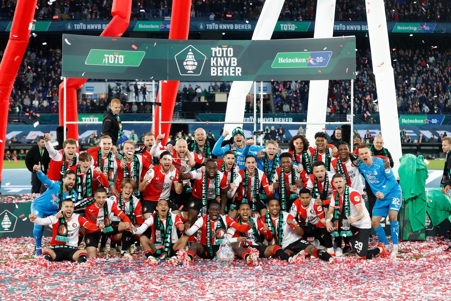 Selectie van Feyenoord neemt TOTO KNVB Beker in ontvangst (foto's ...