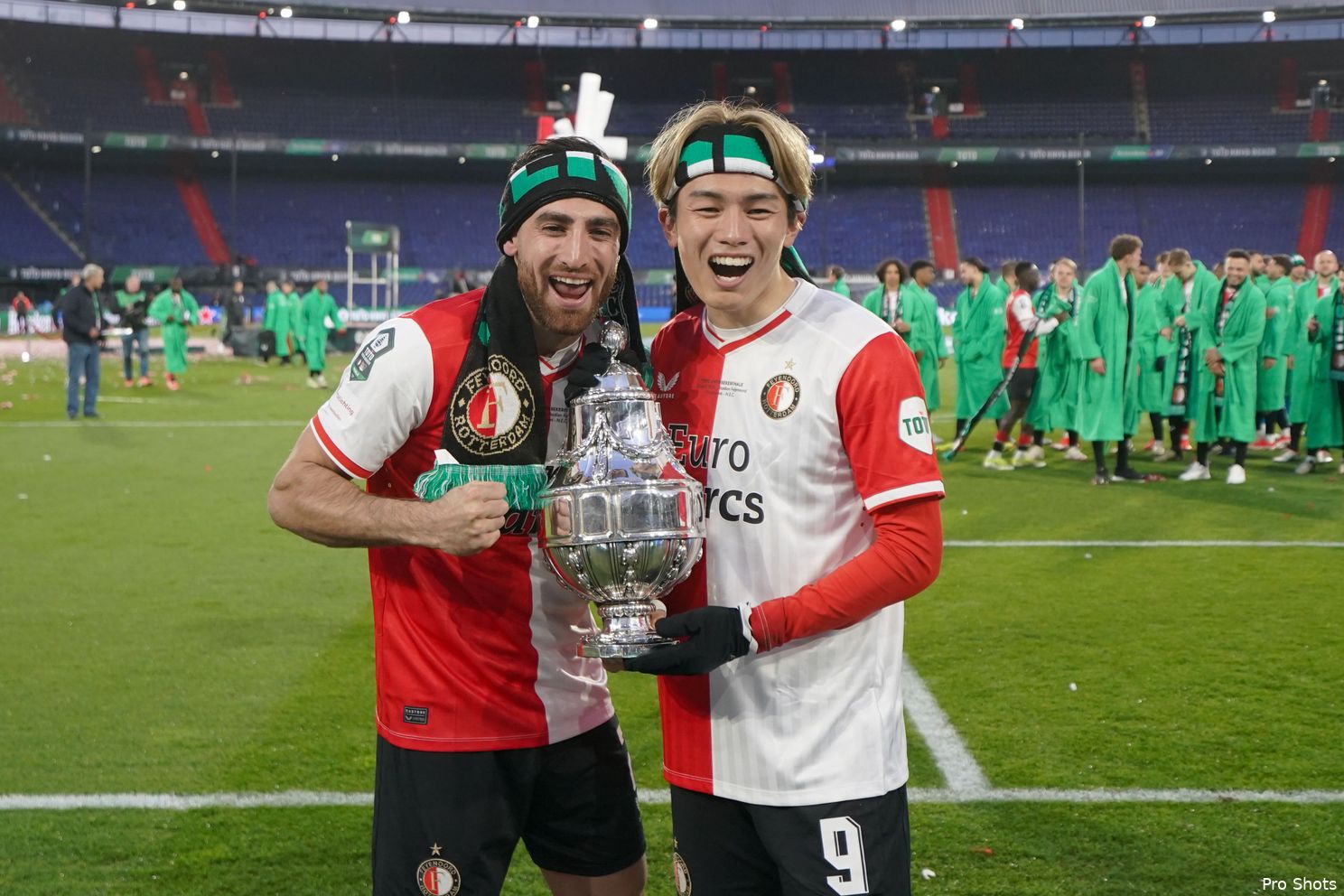 Selectie van Feyenoord neemt TOTO KNVB Beker in ontvangst (foto's ...