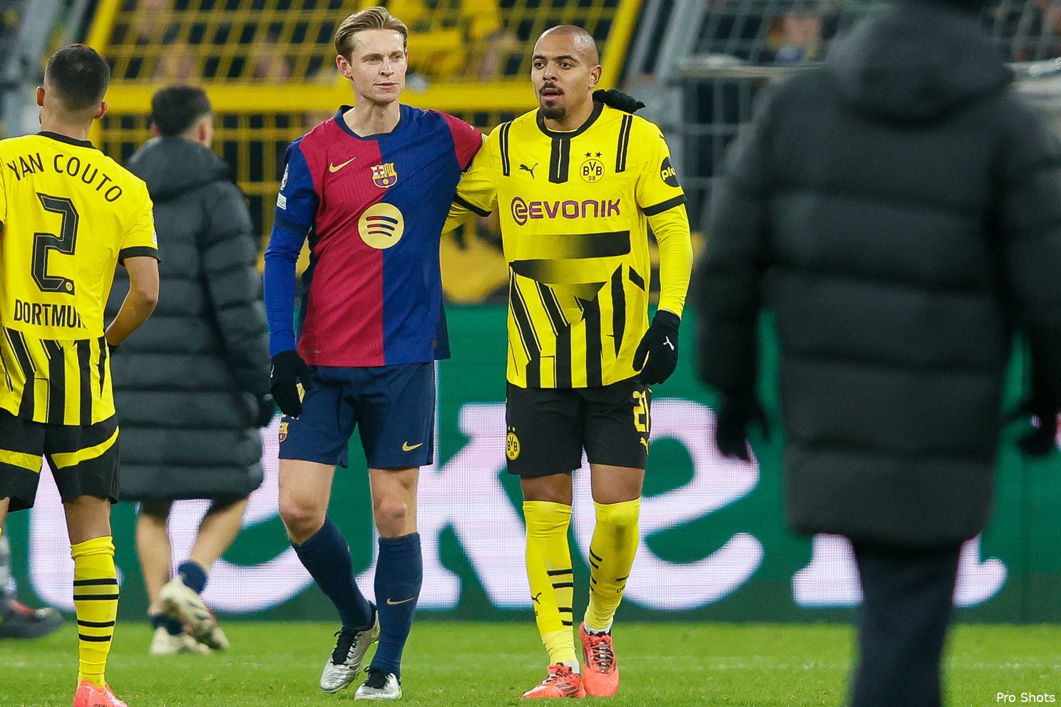 De Jong ziet overkill in voetbal: 'Ze zijn het commercieel aan het ...