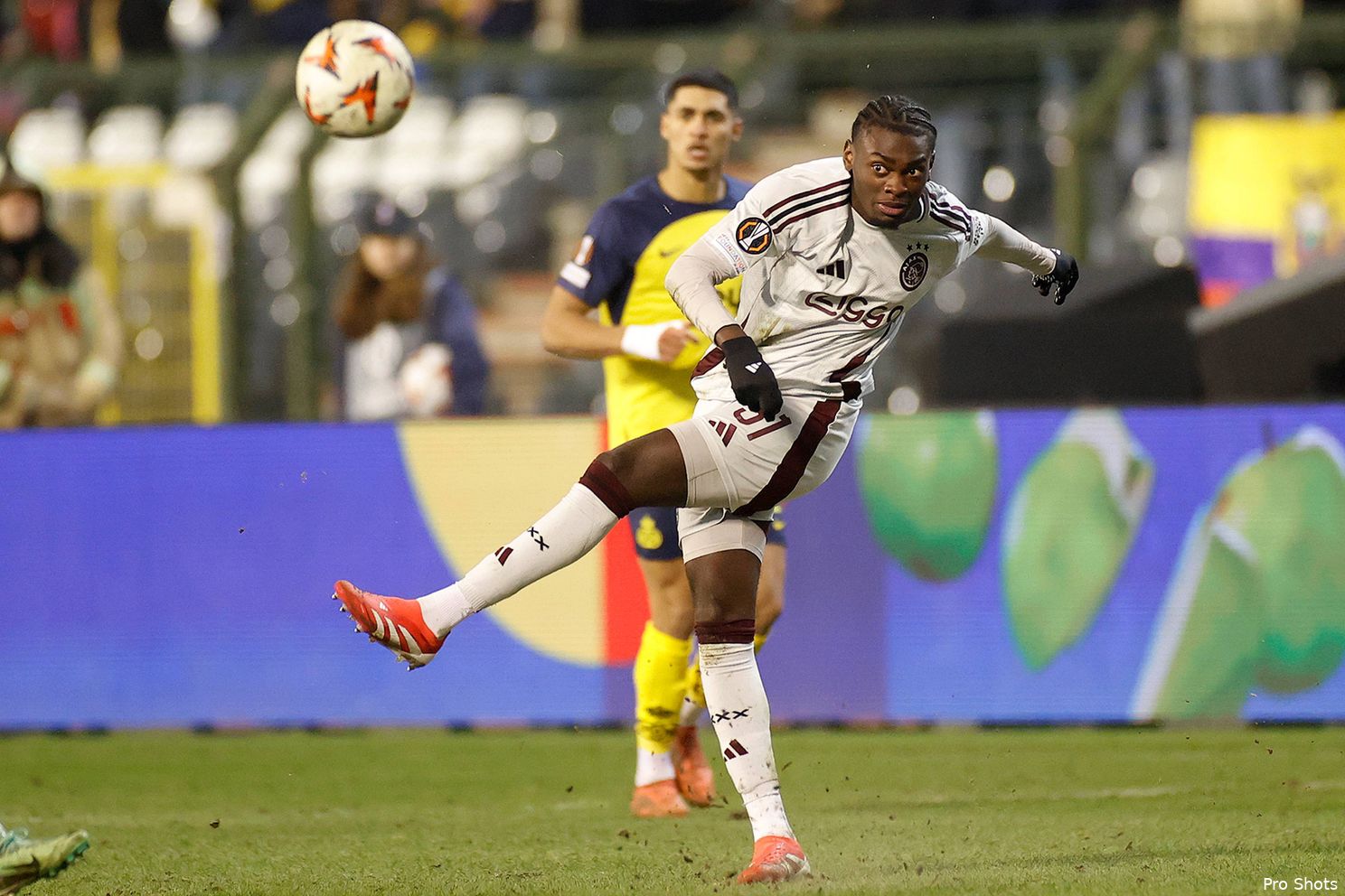 Mokio vertelt over 'de basis' van zijn voetbaltalent: 'Je deelt er uit ...