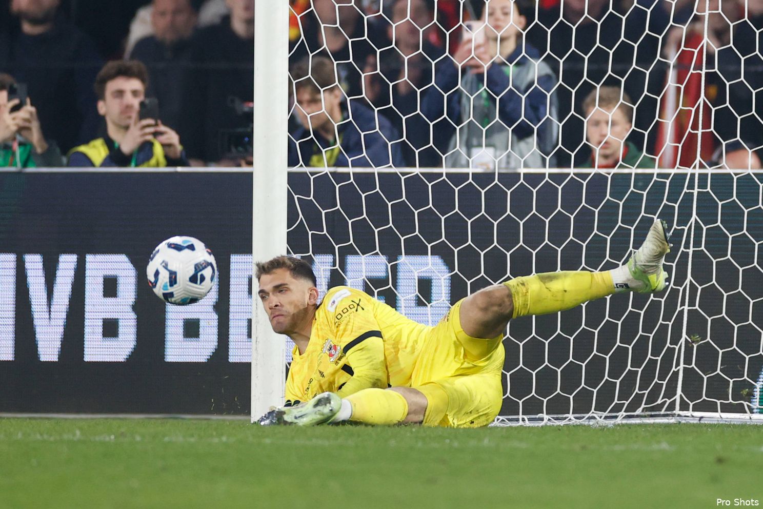 Go Ahead Eagles dankt Jari de Busser en wint na zinderende ...