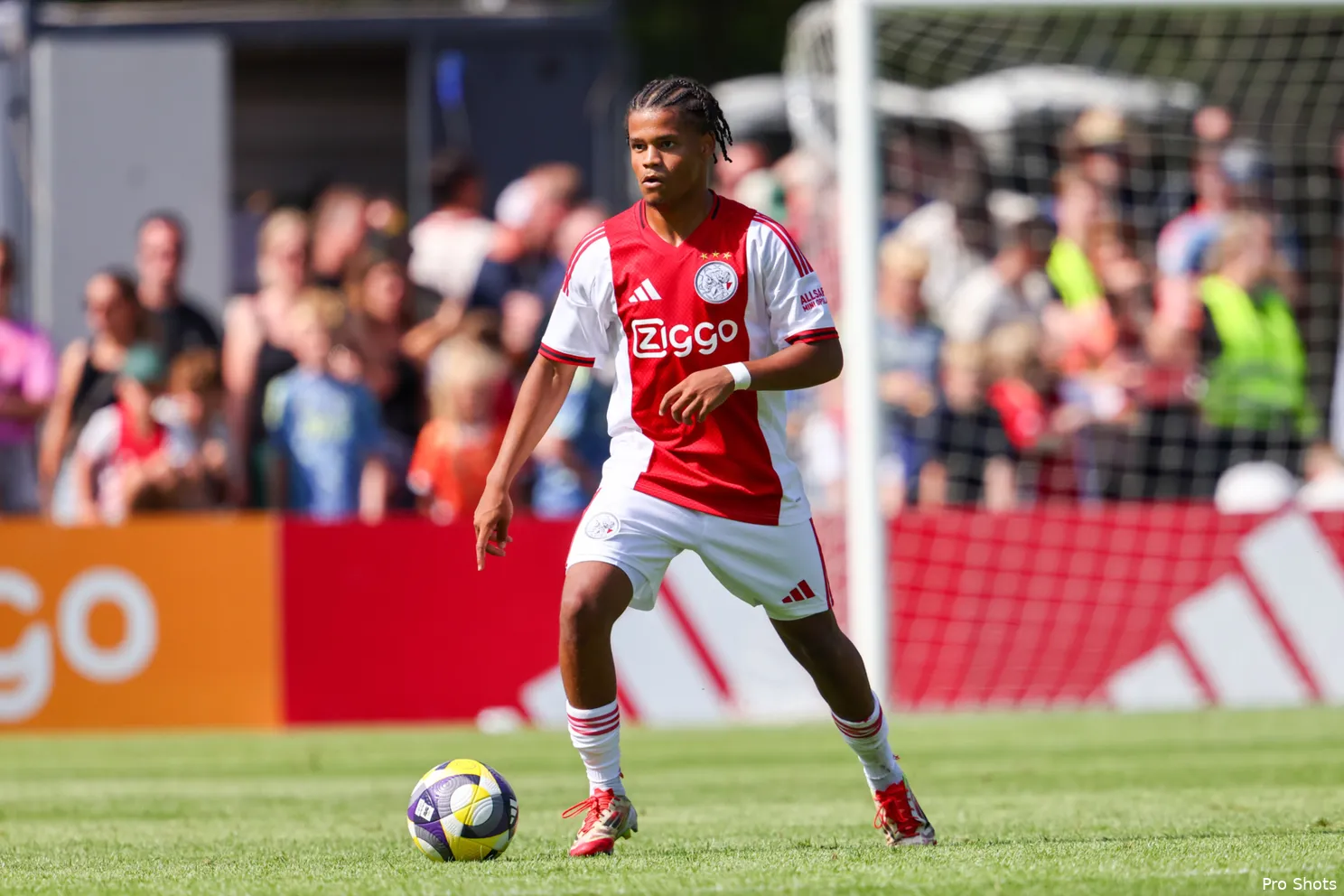 Rondom Ajax: Gravenberch heeft iets te vieren; middenvelder vader ...