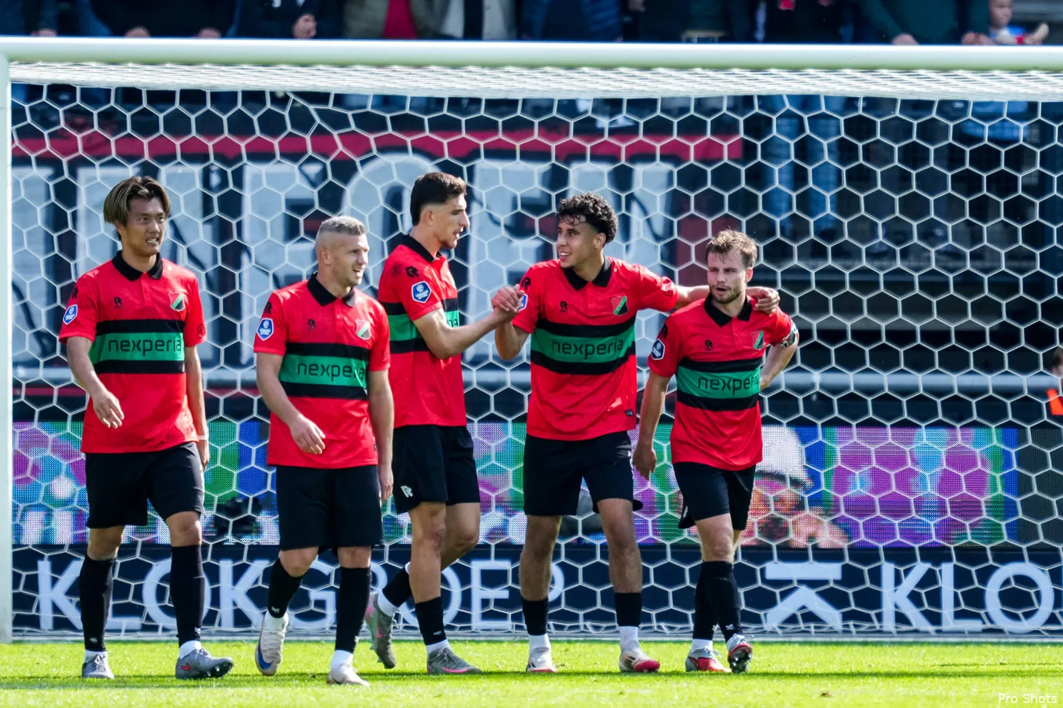 AZ verliest in slotfase van NEC; Feyenoord wint stugge wedstrijd in Groningen