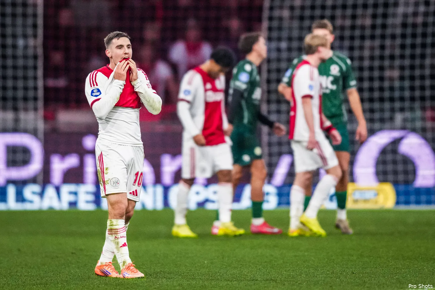 Rondom Ajax: Zinchenko, Paes, Cruijff en Lara aandachtig toeschouwer ...