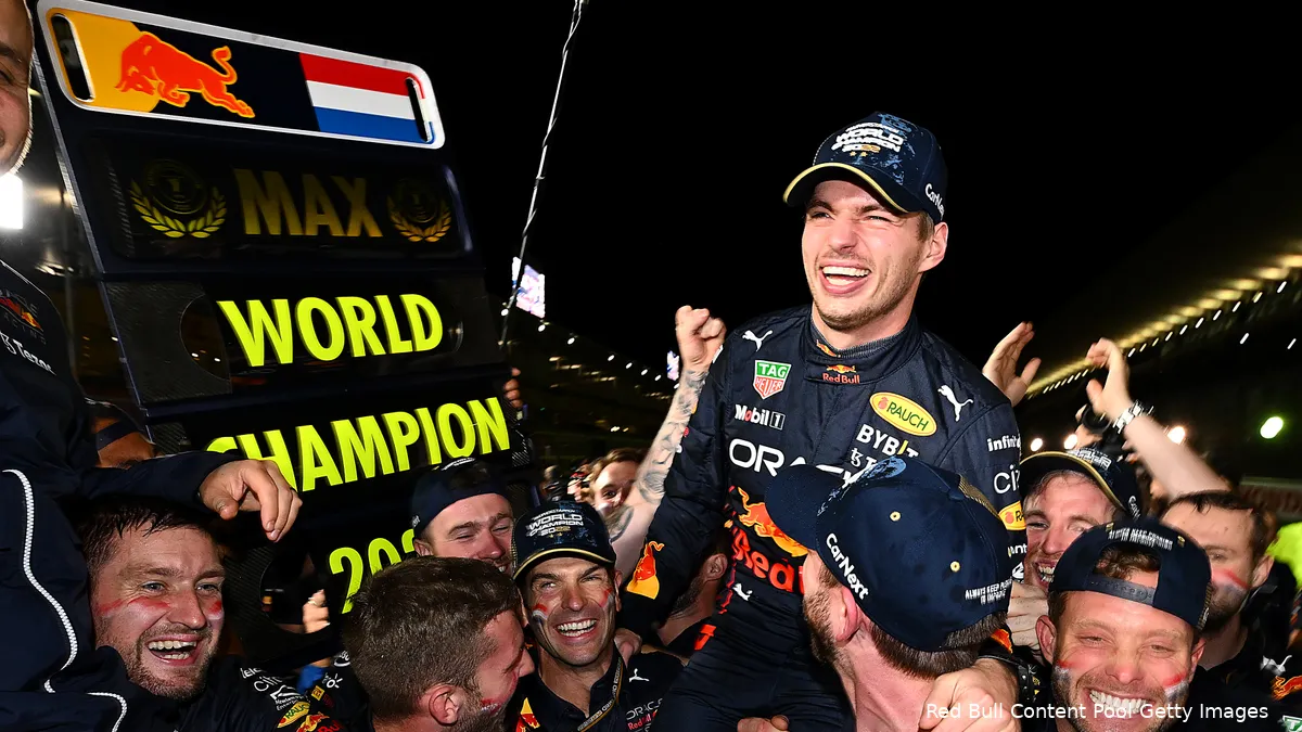 Verstappen schaart zich in illuster rijtje met fameuze en beruchte titelzeges in Japan ...