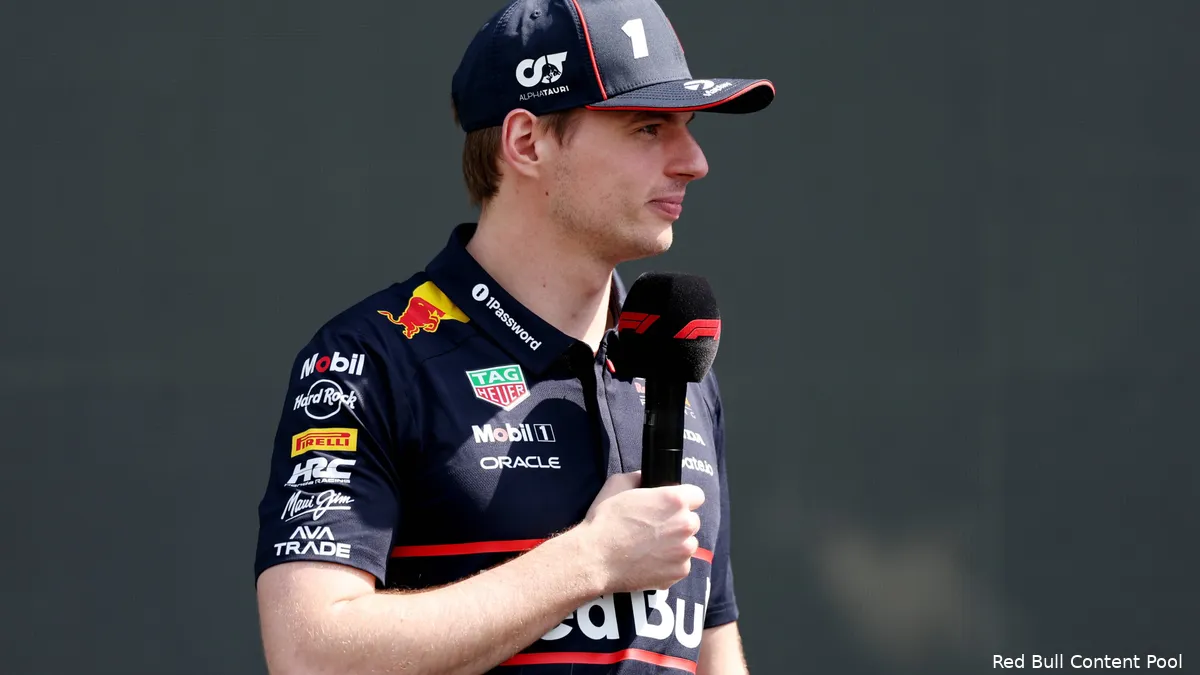 F1-commentator komt met reactie nadat hij op zijn plek werd gezet door Max Verstappen | GP33