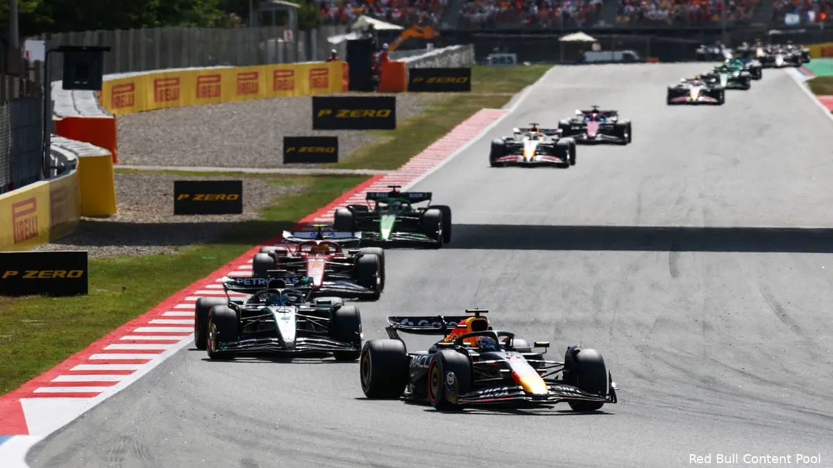 Brits medium voedt geruchten over Mercedes-transfer Max Verstappen met bizar verhaal | GP33