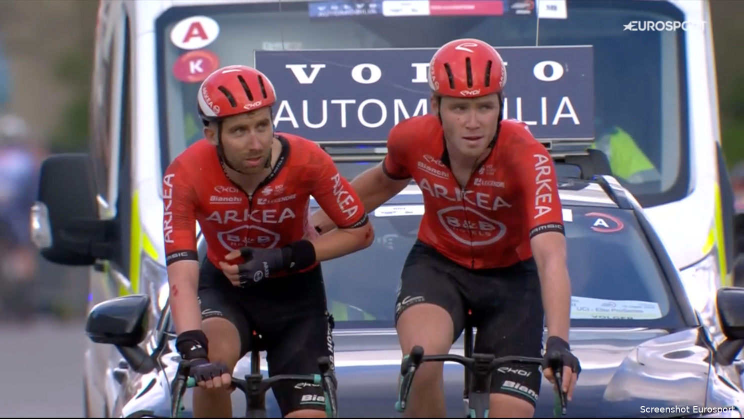 Mozzato juichend over de streep, ploeggenoot Amaury Capiot na harde val over finish geduwd door ...