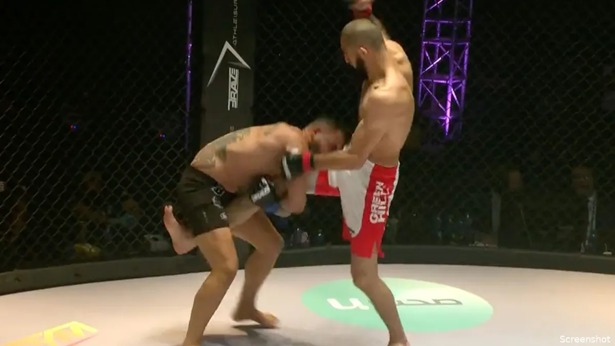 🎥 MMA-vechter slaat opponent staand knock-out in 41 seconden! 'Hou je ...