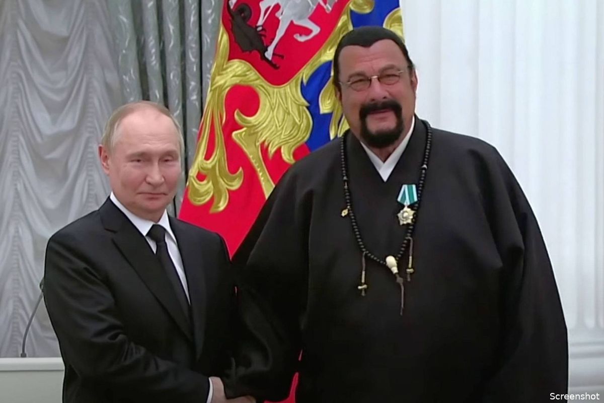 Vechtlegende Steven Seagal duikt op naast Poetin tijdens parade in Moskou