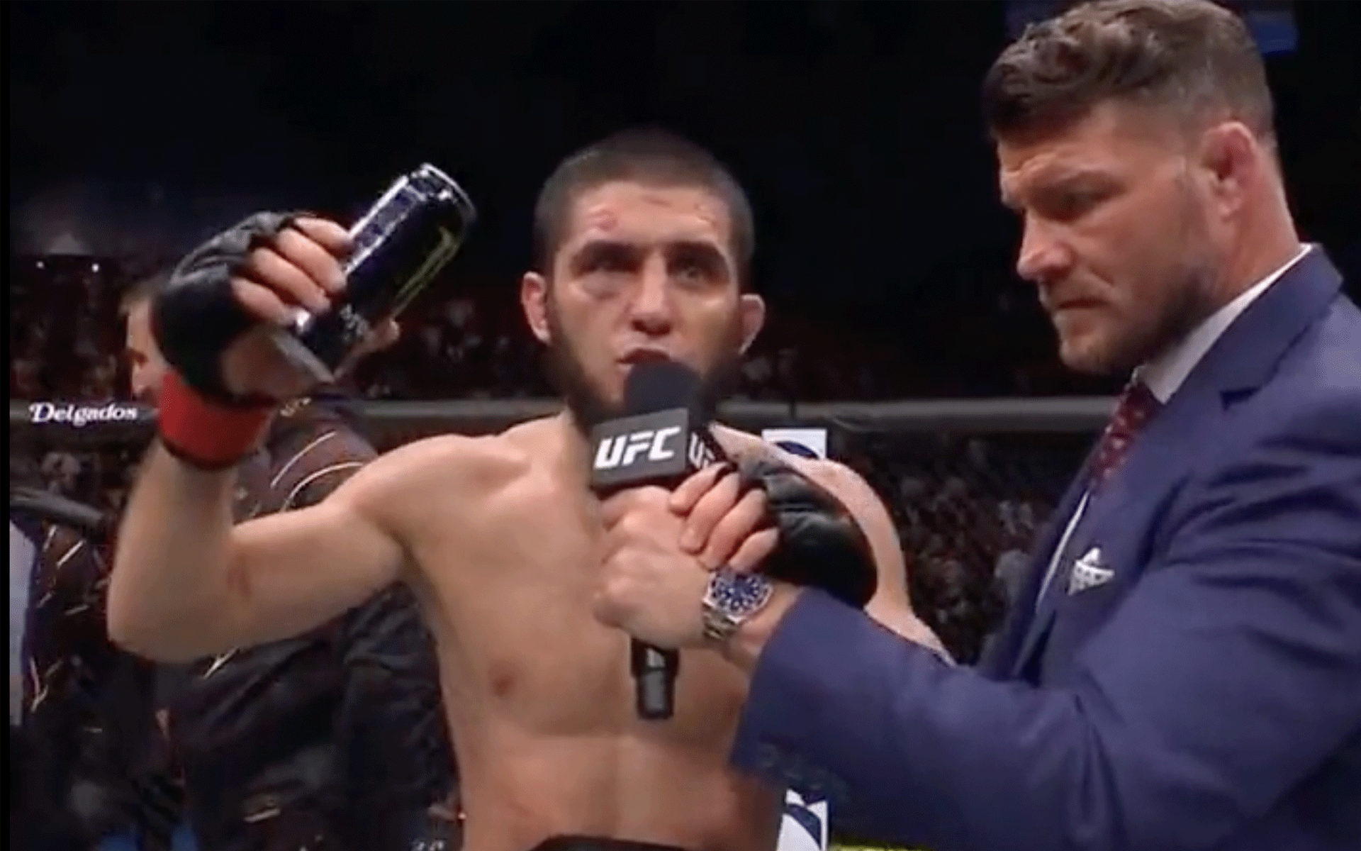 Makhachev verslaat Volkanovski en behoudt UFC titel in spectaculair gevecht