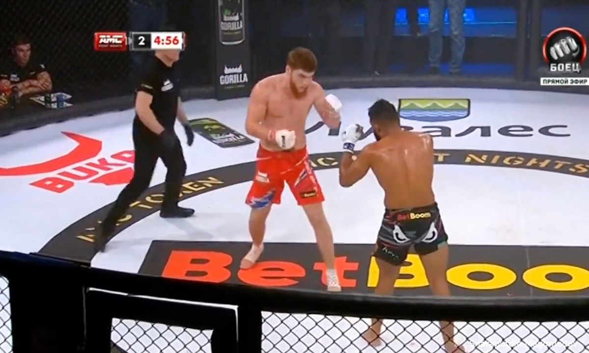 MMA-vechter laat tegenstander slapen met bijzondere kick!