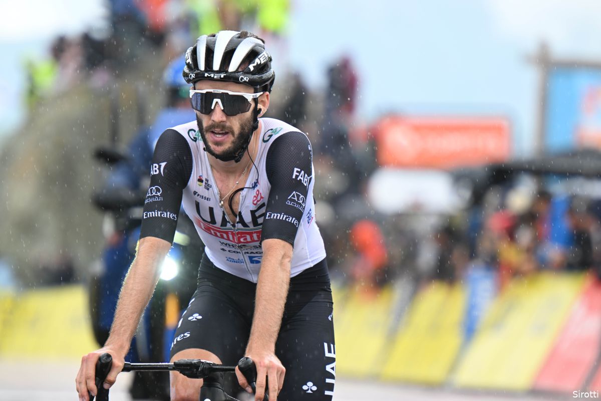 Briljante broedertwist in de Tour! Adam klopt Simon Yates na gepoker ...