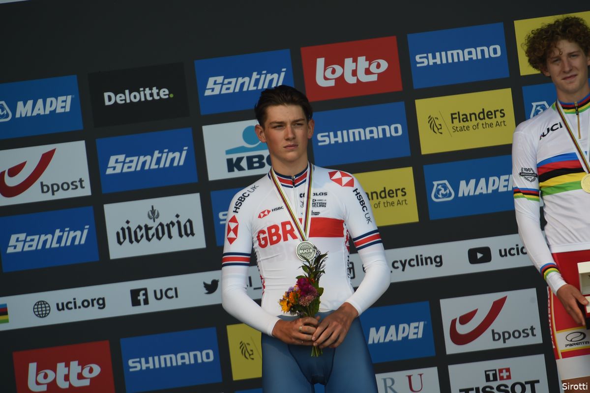 Toptalent Tarling verpulvert de concurrentie op EK tijdrijden: 'Voelde ...