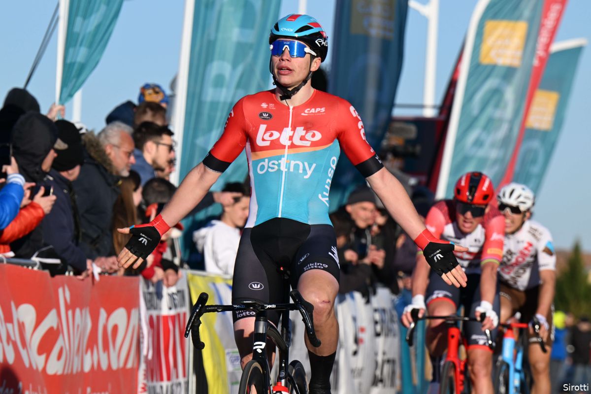 Met machtige halen: Arnaud De Lie verschalkt alles en iedereen in Ronde ...