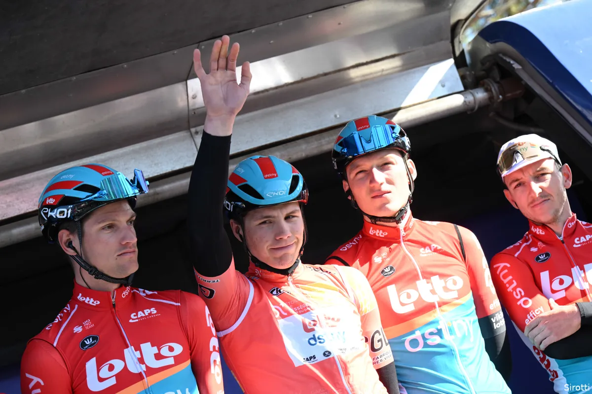 Arnaud De Lie knijpt na drie mislukte sprints in de remmen en slaat ...