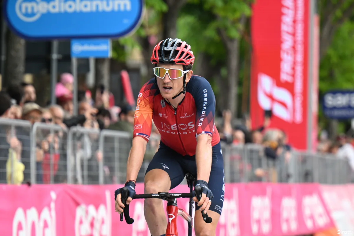 🎥 Geraint Thomas knuffelt met Mark Cavendish na fikse geste: 'Ik dacht ...