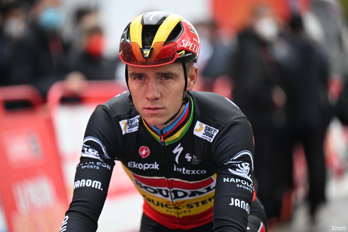 🎥 Kleddernatte Evenepoel baalt en moppert over dopingcontrole: 'Jullie ...