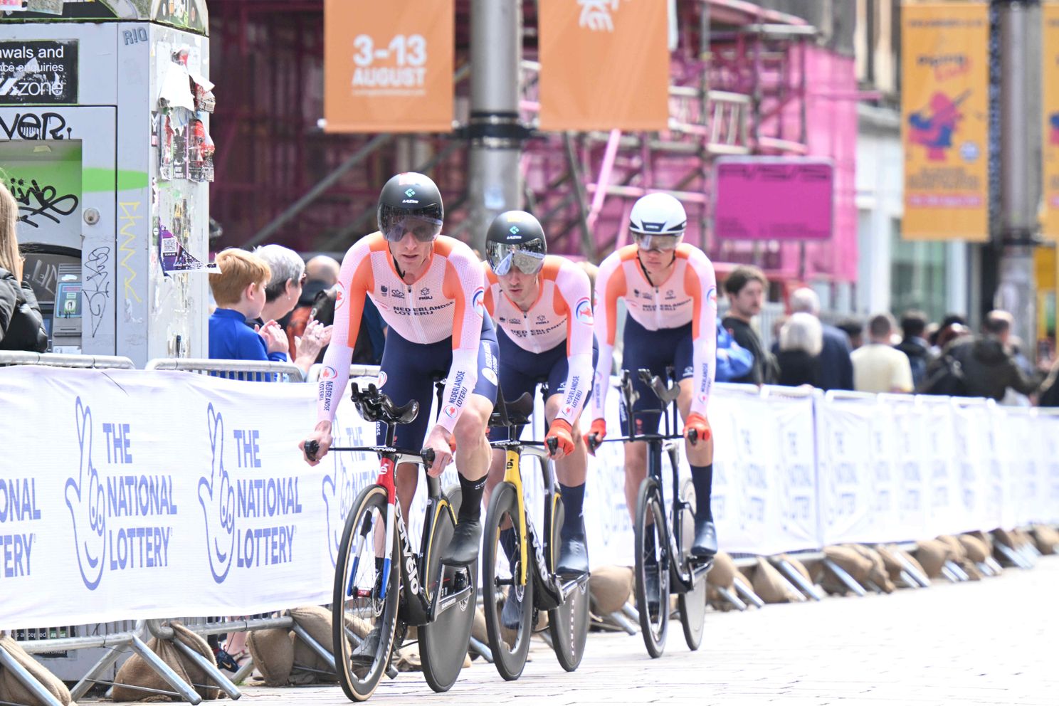 Liefhebber Jos van Emden ziet dingen niet goed gaan bij Mixed Relay ...