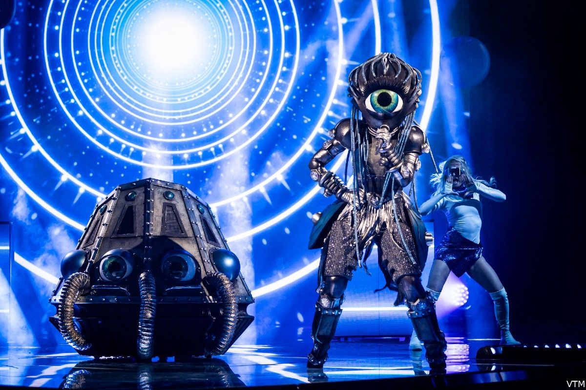 Kijkers van 'The Masked Singer' ontmaskeren 'Space Babe': "Het is ...