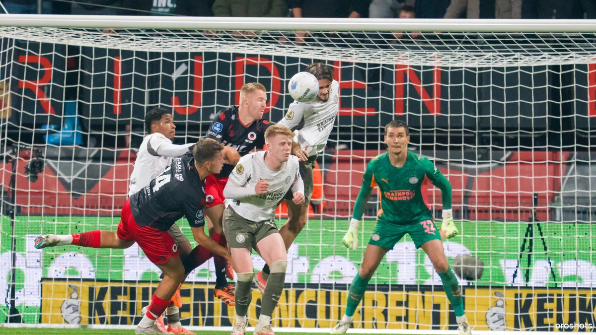 PSV wint moeizaam van Excelsior en blijft Ajax voor; drie punten voor ...