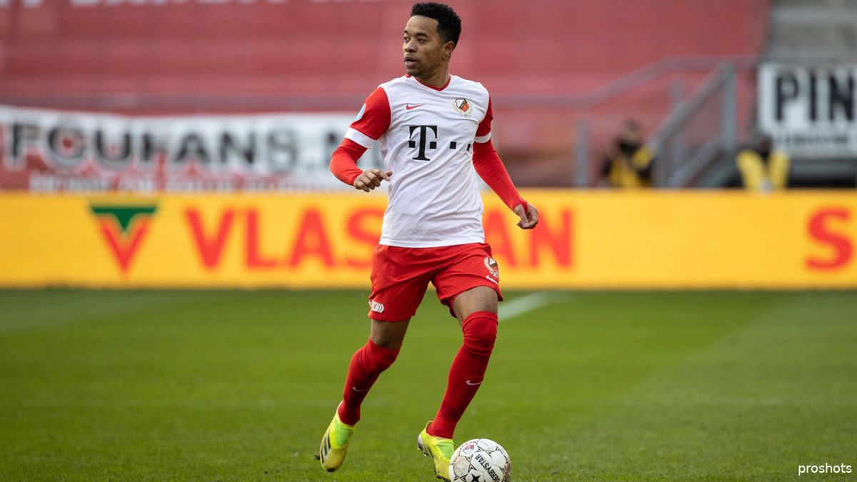 Emanuelson combineert profcarrière met nieuwe rol: 'Voor spelers ben ik ...