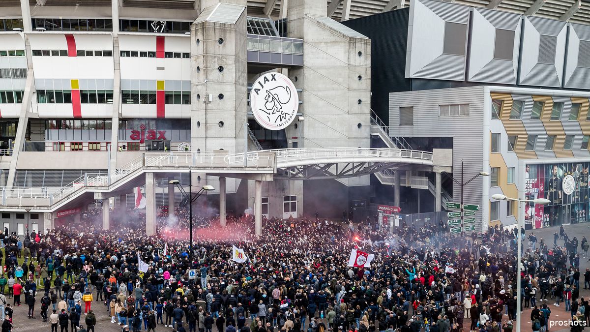 Duizenden Ajax-fans verzamelen zich rondom de Johan Cruijff ArenA