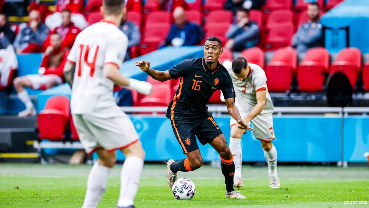 Gravenberch brengt De Boer niet aan het twijfelen met weifelend optreden