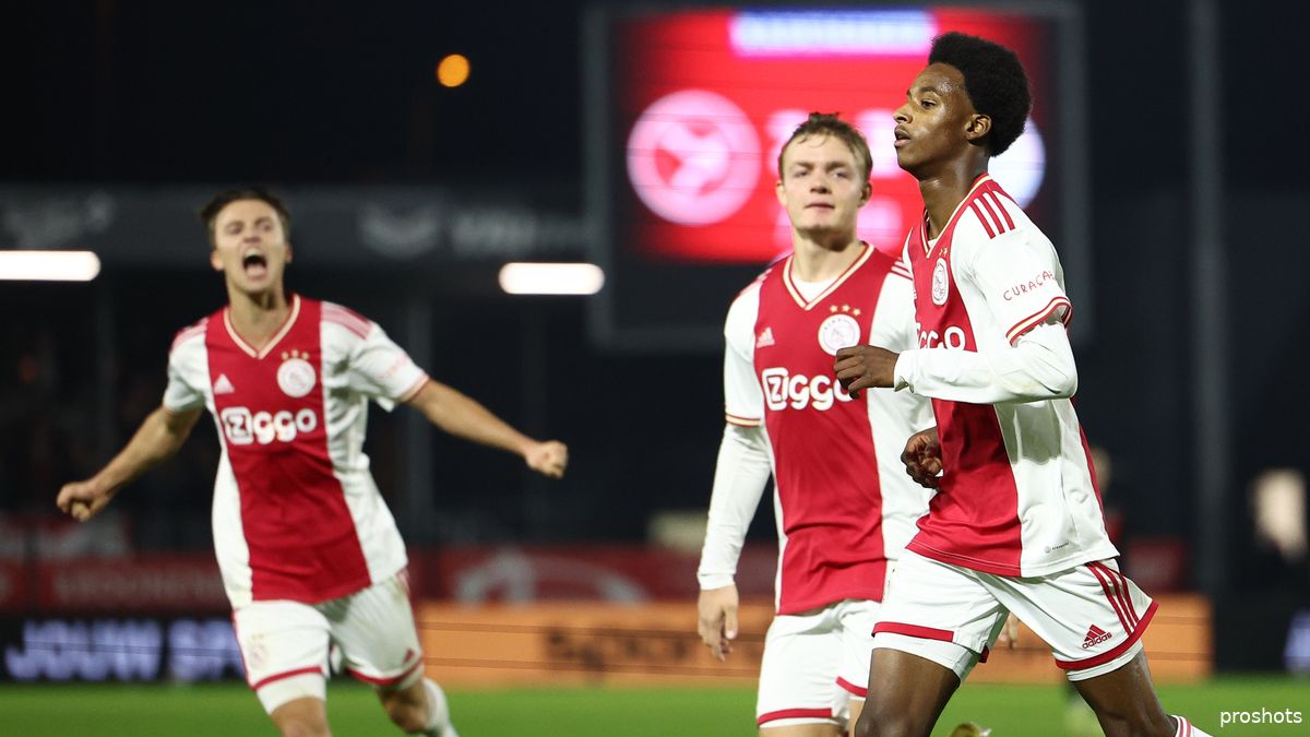 Jong Ajax overleeft Almeerse belegering en gaat dankzij Martha met drie ...