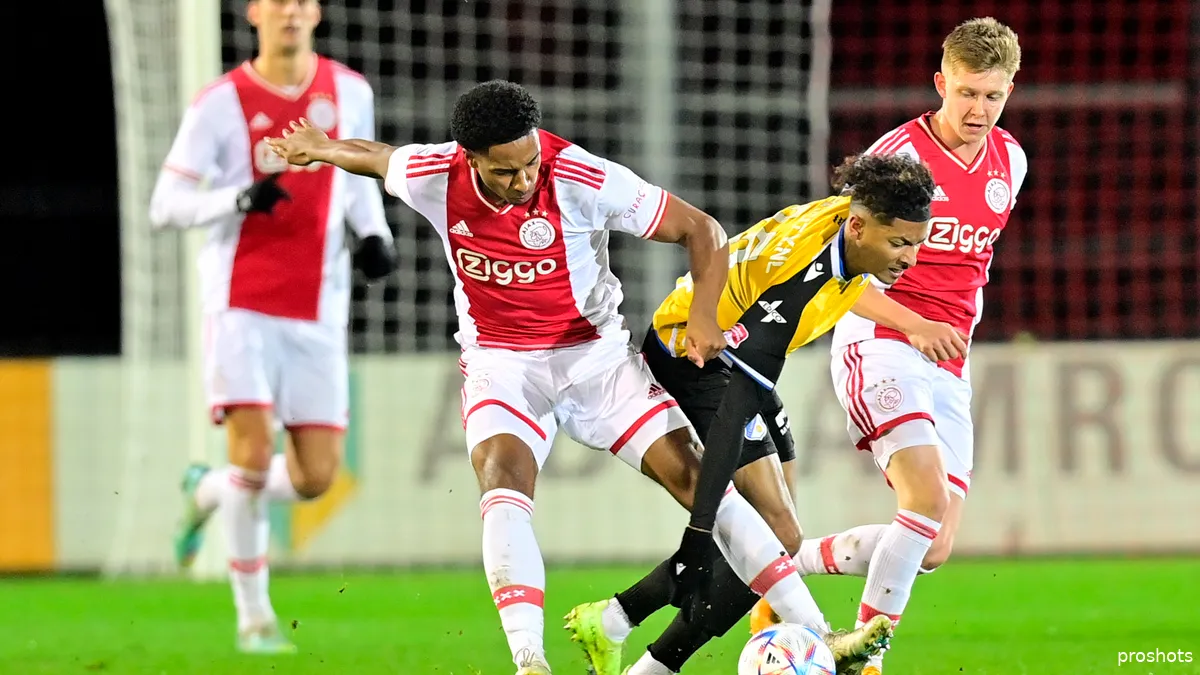 Jong Ajax wint niet van Eindhoven, maar kent in debutanten toch hoogtepunten