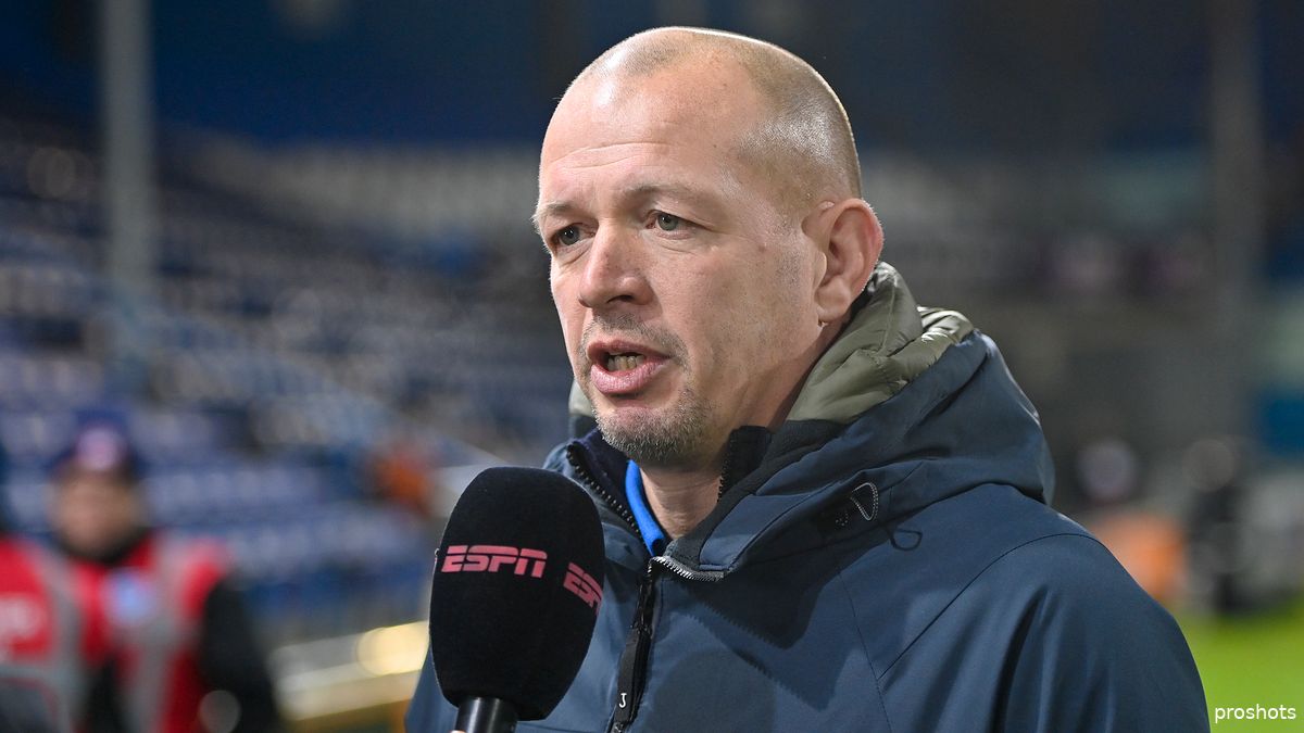 Roelofsen kijkt uit naar duel met Ajax: 'Het is voor iedereen een ...