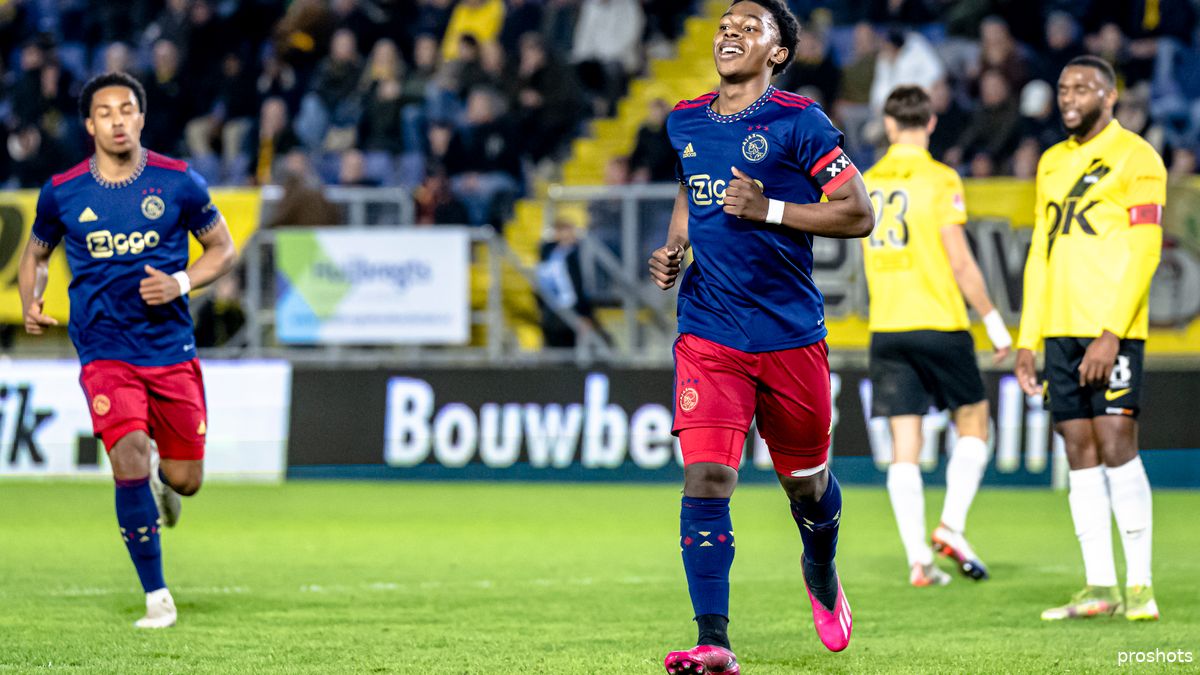 Ajax bevestigt nieuw contract Van Axel Dongen; aanvaller tekent tot ...