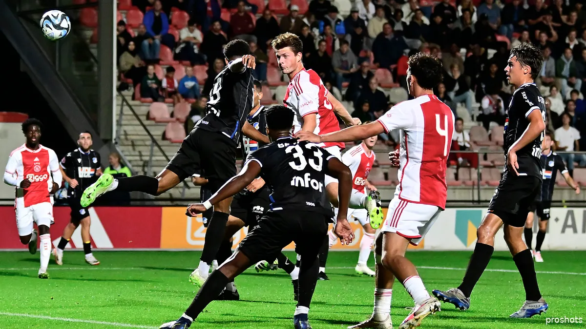 Jong Ajax geeft zege bij debuut Ramaj in blessuretijd uit handen
