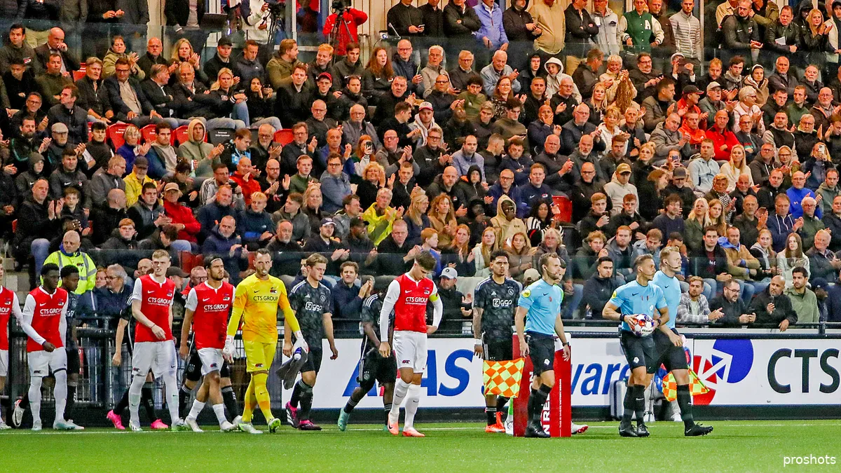 Jong Ajax heeft defensie weer niet op orde en gaat hard onderuit bij ...