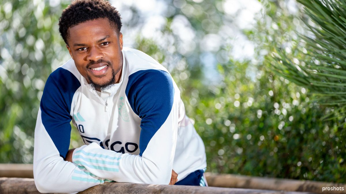 Akpom ontspant zich door het maken van muziek: 'Voetbal kan nogal veel ...