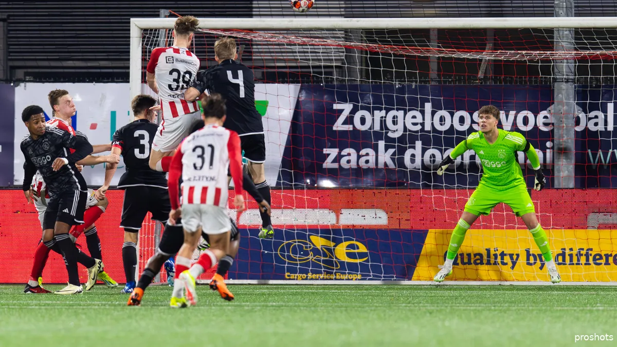 Jong Ajax maakt slechte beurt in Oss en gaat onderuit tegen hekkensluiter