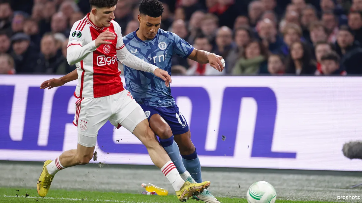 Kwakman ziet Ajax stappen maken in defensie: 'Volgende stap zal zijn om aan de bal meer te brengen'