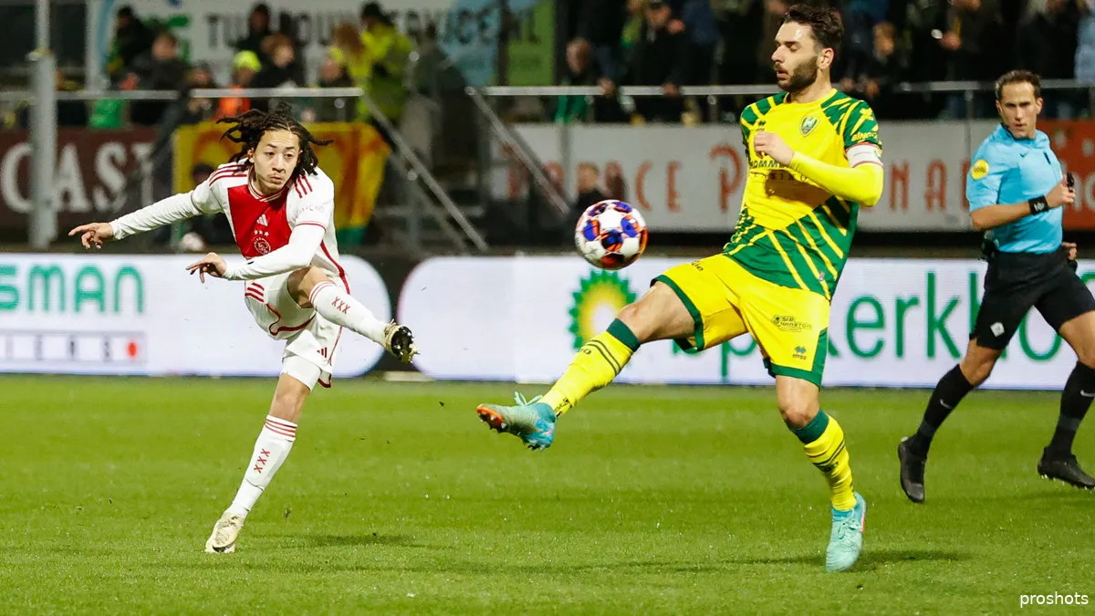 Jong Ajax laat te veel kansen liggen en gaat onderuit bij ADO Den Haag