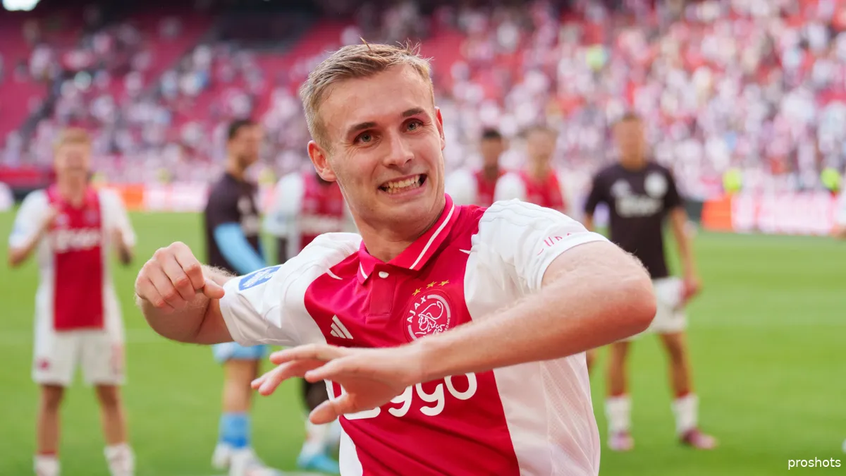 'Mannsverk op weg naar uitgang bij Ajax; interesse vanuit Championship'