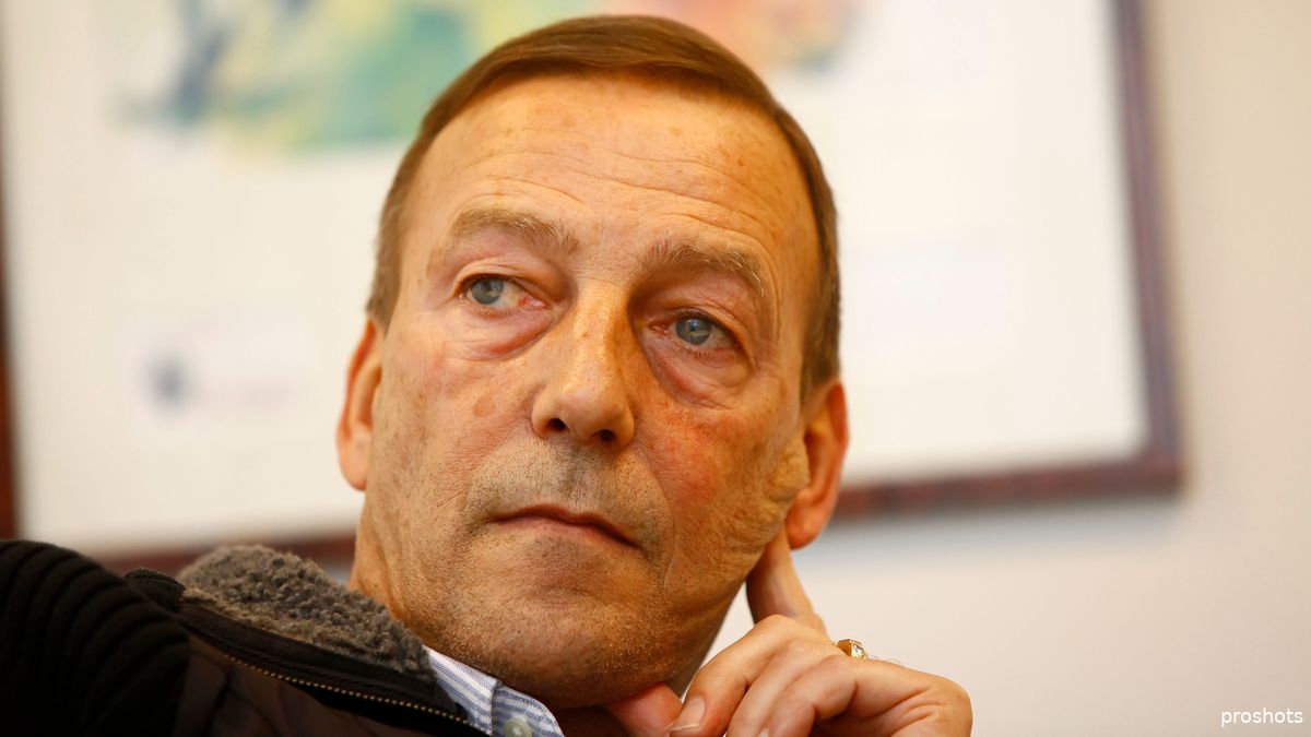 Betaald voetbal brengt eerbetoon aan Neeskens; vlaggen halfstok op De ...