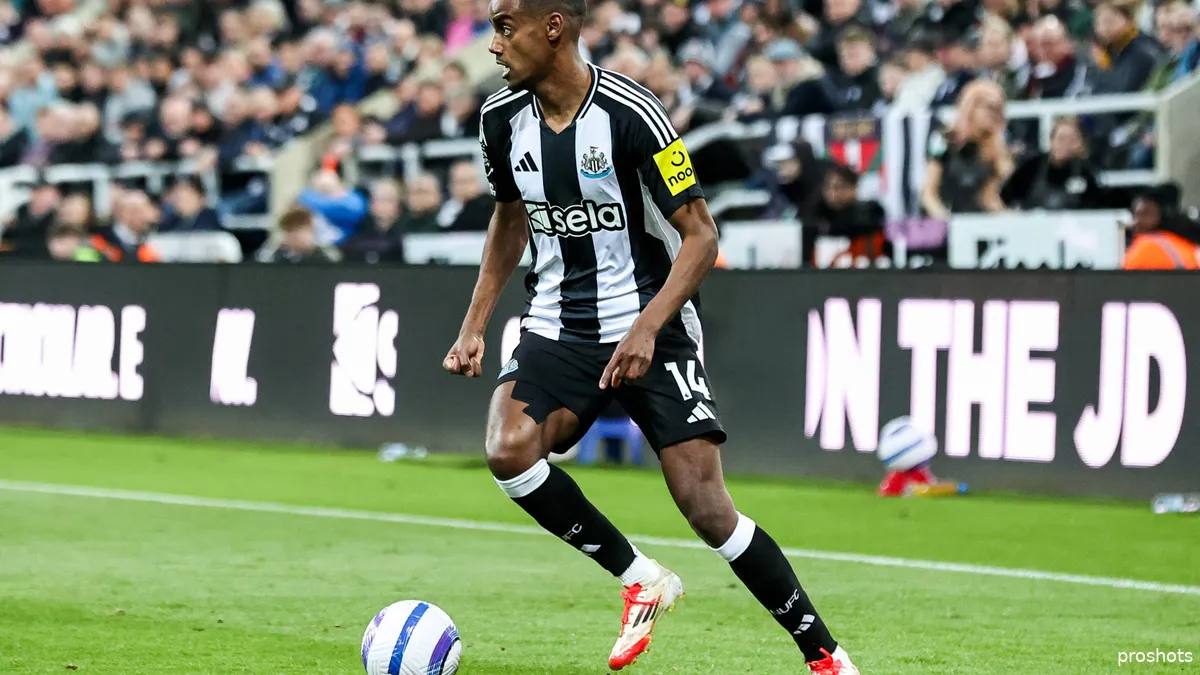 Ajax greep naast diensten Isak vanwege conflict Overmars: 'Bedrag was ...