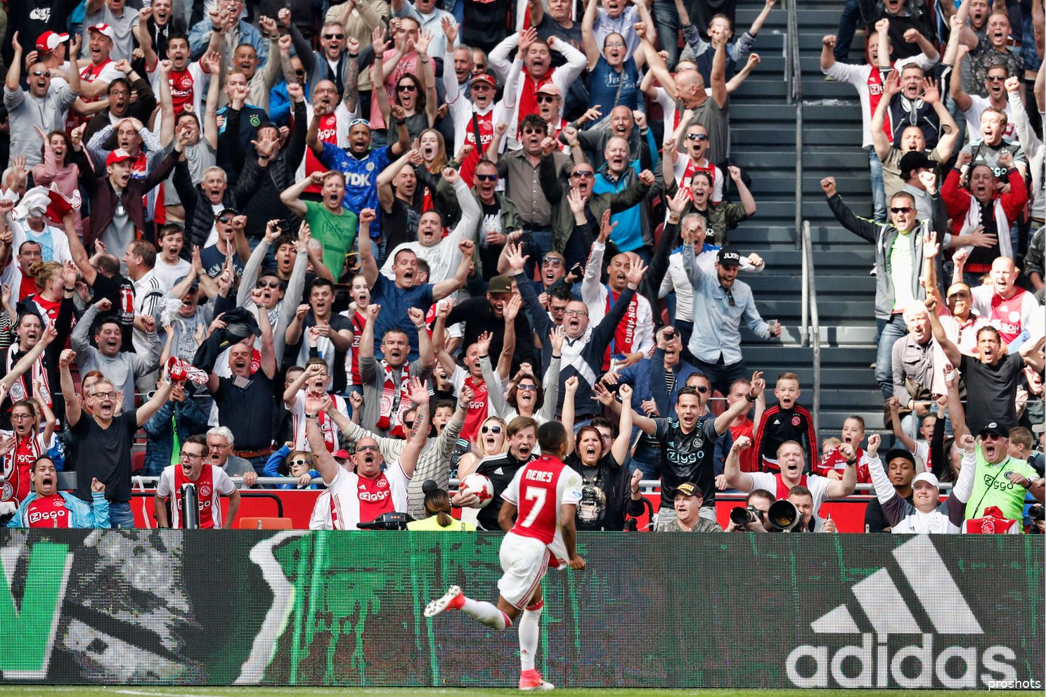 Neres is Ajax niet vergeten en blikt terug: 'Dat was mijn mooiste moment'