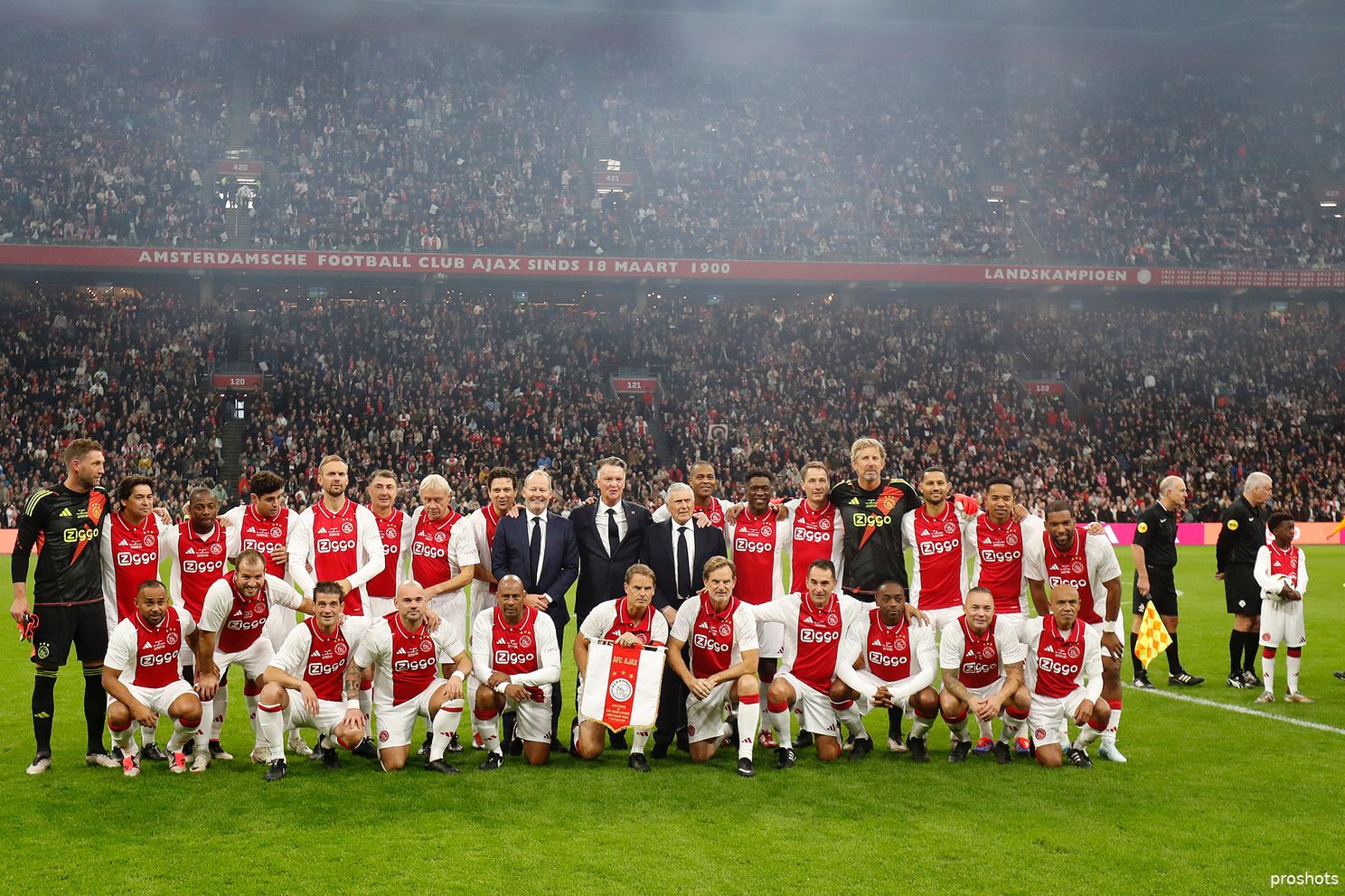 Arveladze en De Jong trefzeker tijdens feestelijke overwinning Ajax Legends