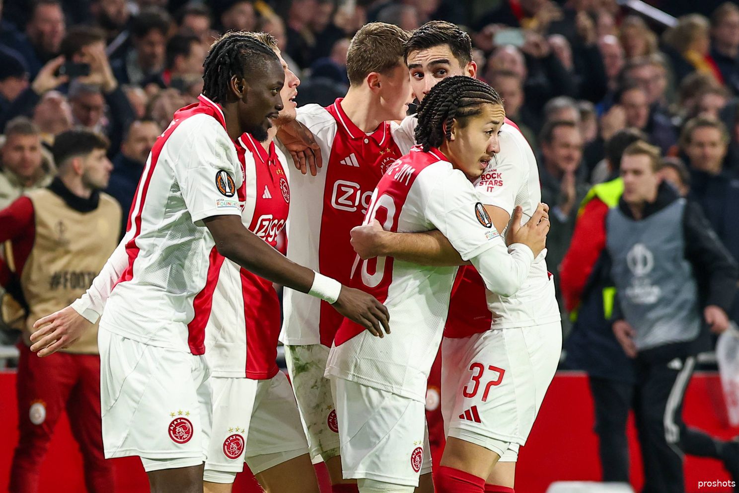 Kranten maken zich zorgen: 'Wie denkt dat Feyenoord problemen heeft, moet eens bij Ajax kijken'